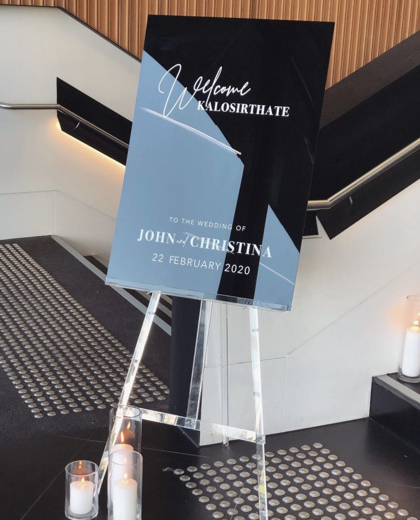 Clear Acrylic Easel - The Luxx Co